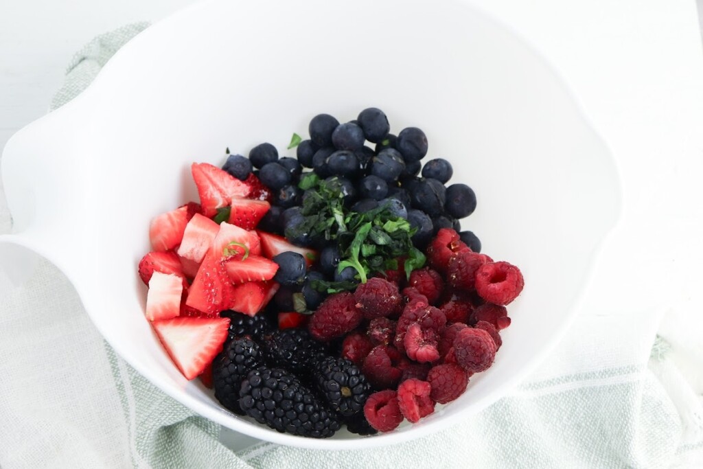 Low-Carb Basil Marinated Berries With Cottage Cheese