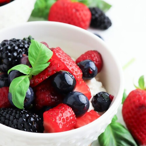 Low-Carb Basil Marinated Berries With Cottage Cheese