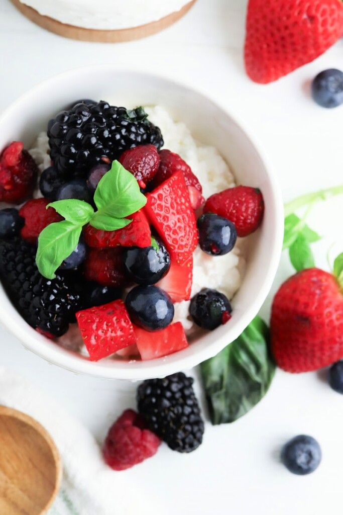 Low-Carb Basil Marinated Berries With Cottage Cheese